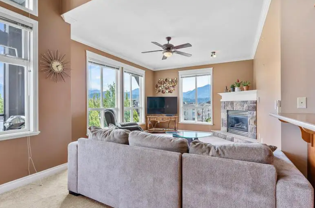Top Floor Corner Condo with Stunning Views | Eximus