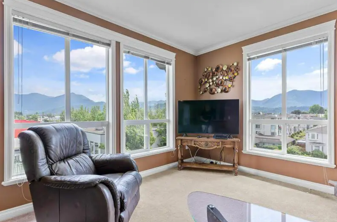 Top Floor Corner Condo with Stunning Views | Eximus
