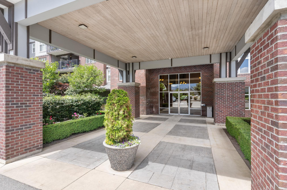 Top Floor Corner Condo with Stunning Views | Eximus